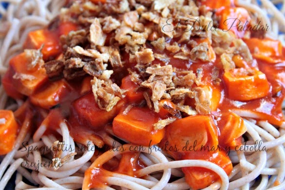 Spaguettis integrales con frutos del mar y cebolla crujiente - El dulce ...