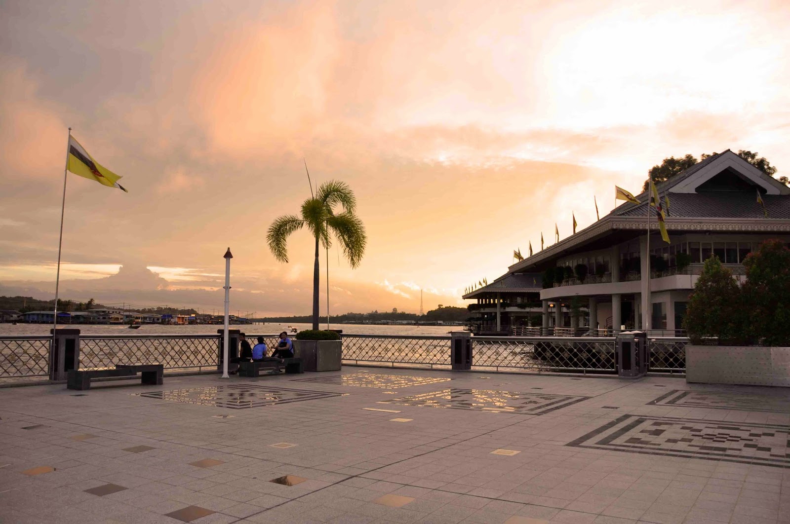 IT'S ALL ABOUT BRUNEI DARUSSALAM: Waterfront Brunei and 60th Monument