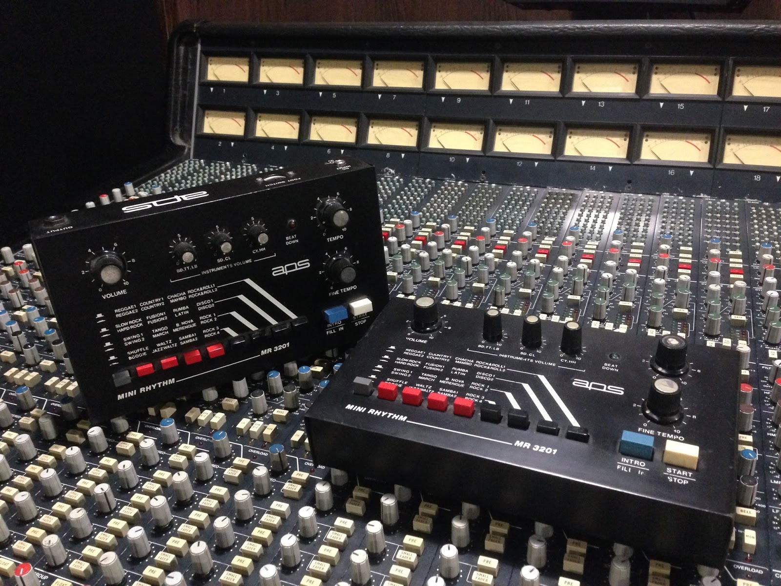 Infrequent Sound [sex.tex] technology: APS Mini Rhythm MR 3201 automat ...