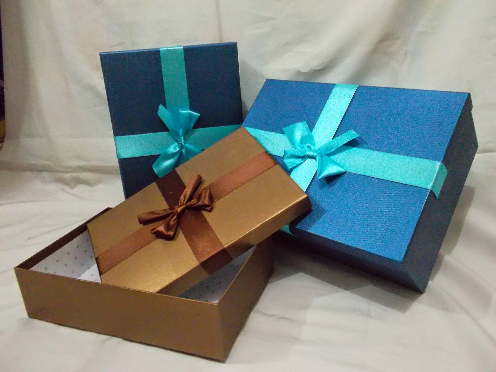 Singapore Gift Boxes: Blue and Brown rectangle box is in...