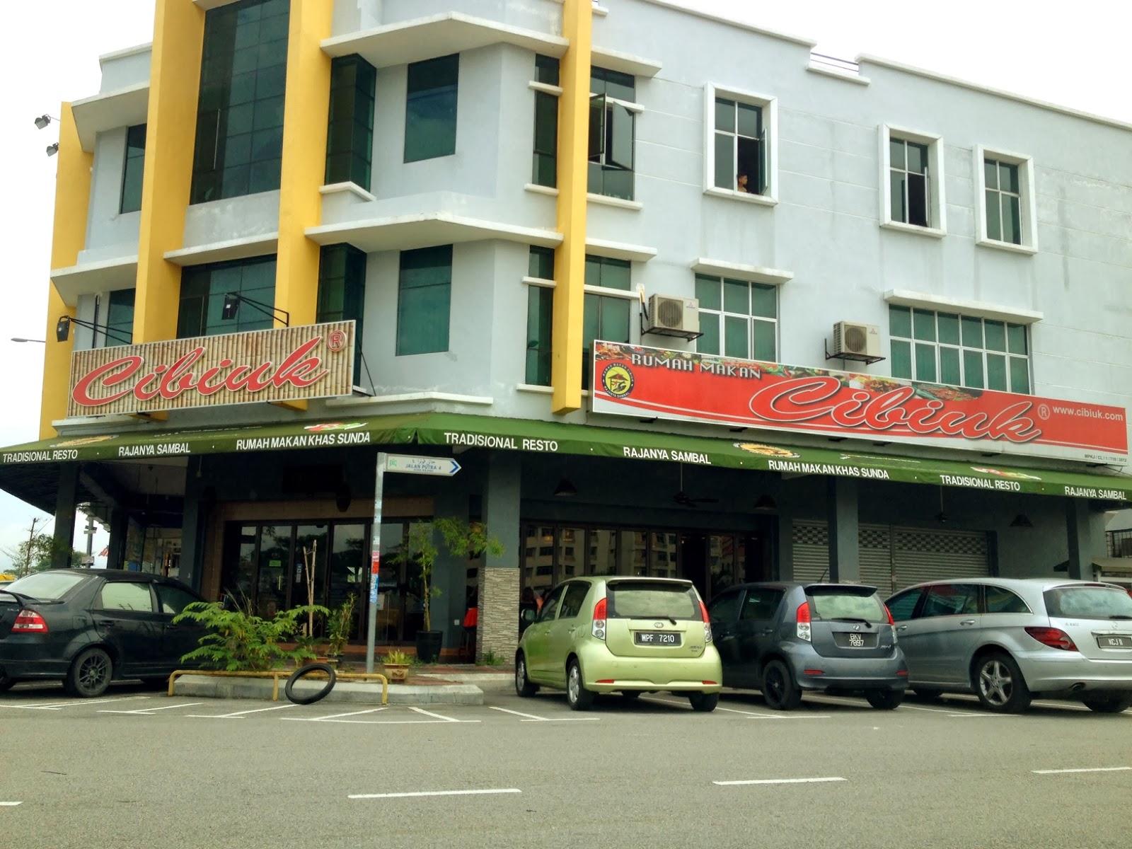 AyuDenira: Rumah Makan Cibiuk