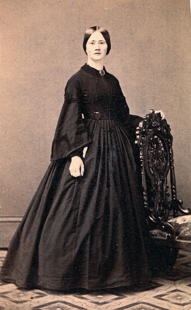 Victorian Widows: Graceful Photos of Young Women in Mourning Dresses ...