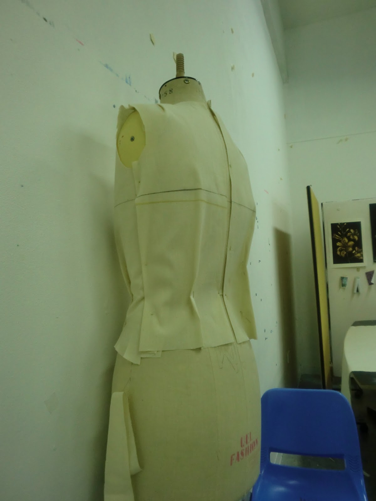U1126009exlpore_creativity...!x: Creative draping on the stand...!x