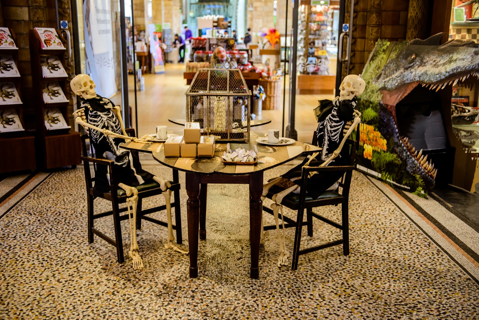 "Skeleton staff" nghĩa là gì?