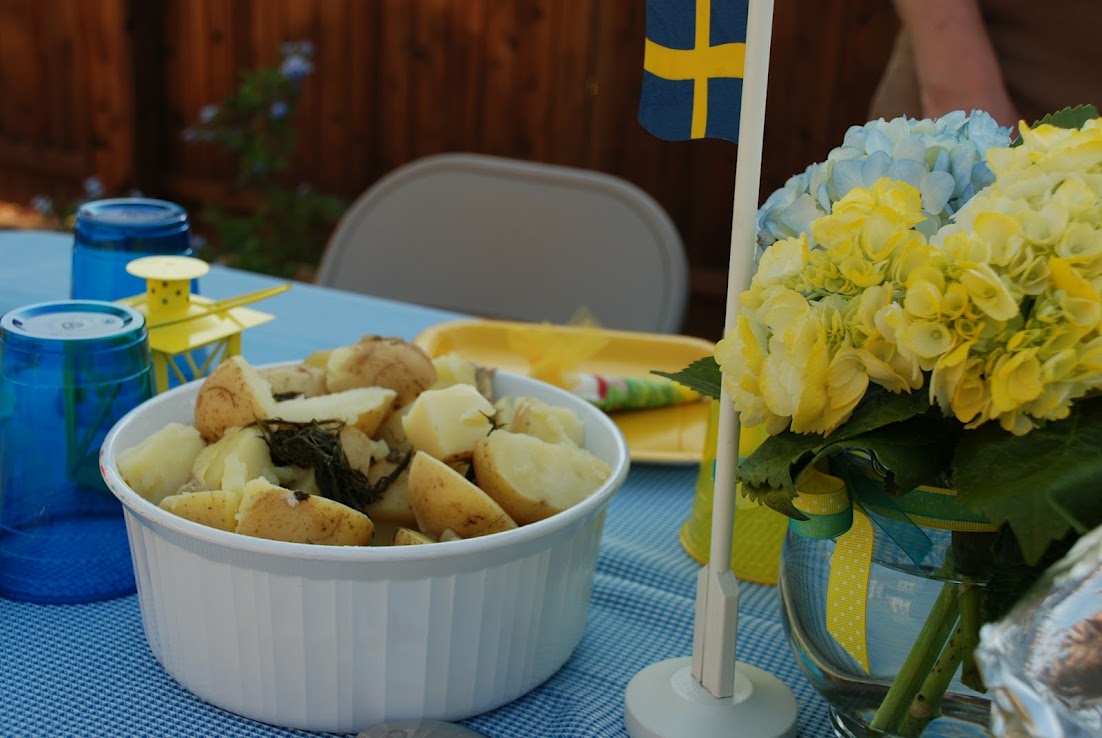 Sweet Dreams of Ribbons and Sprinkles: Midsommar - the table...the food!
