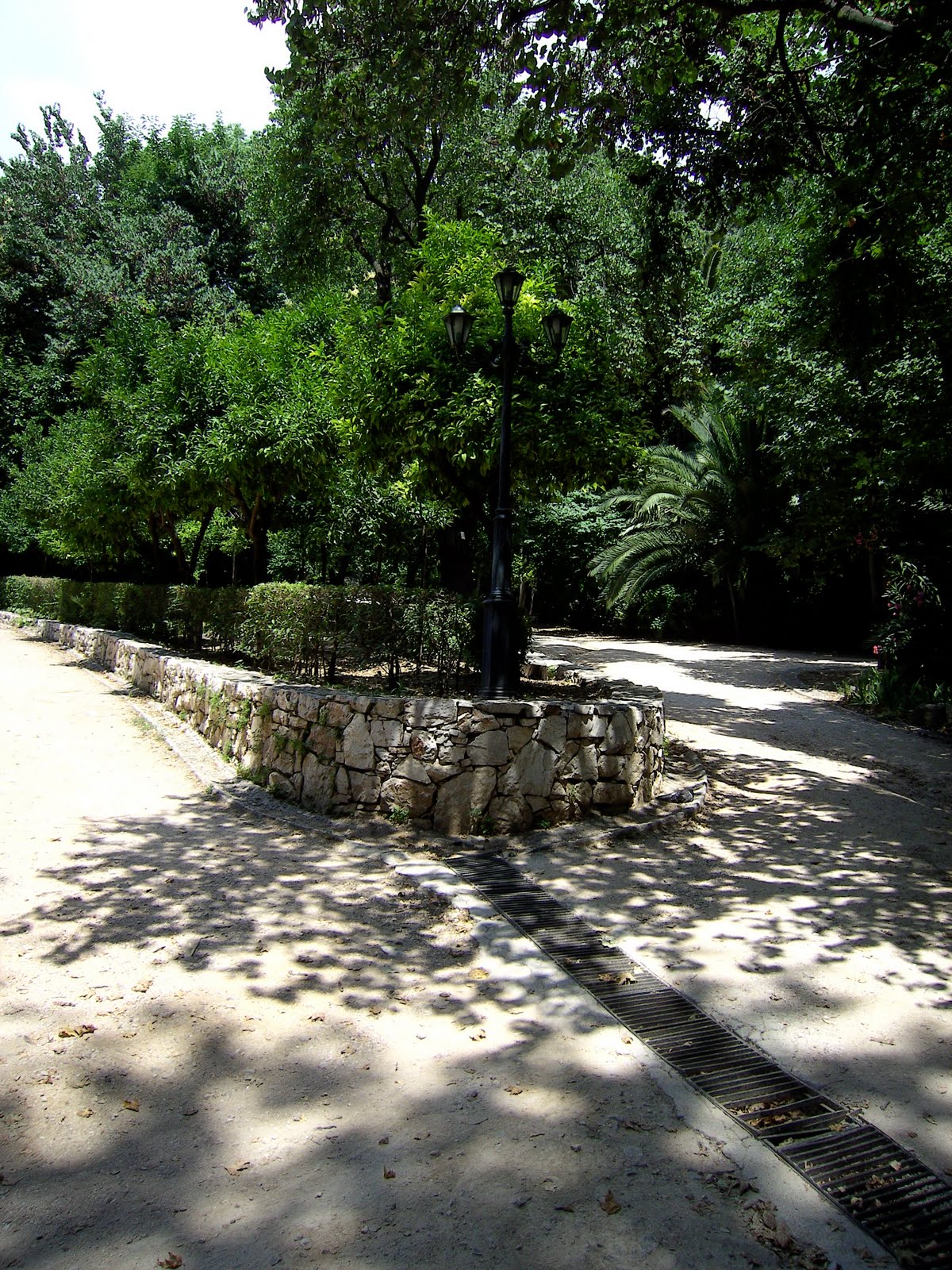jan1448: Εθνικος Κηπος, η περγκολα με τις γλυτσινιες και η "σπηλια ...