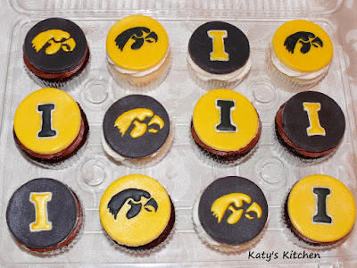Katy's Kitchen: Iowa Hawkeyes Cupcakes