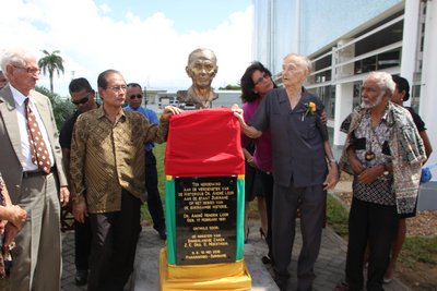 Sushma Biere's World: Andre Loor middels bronzenkopstuk vereeuwigt