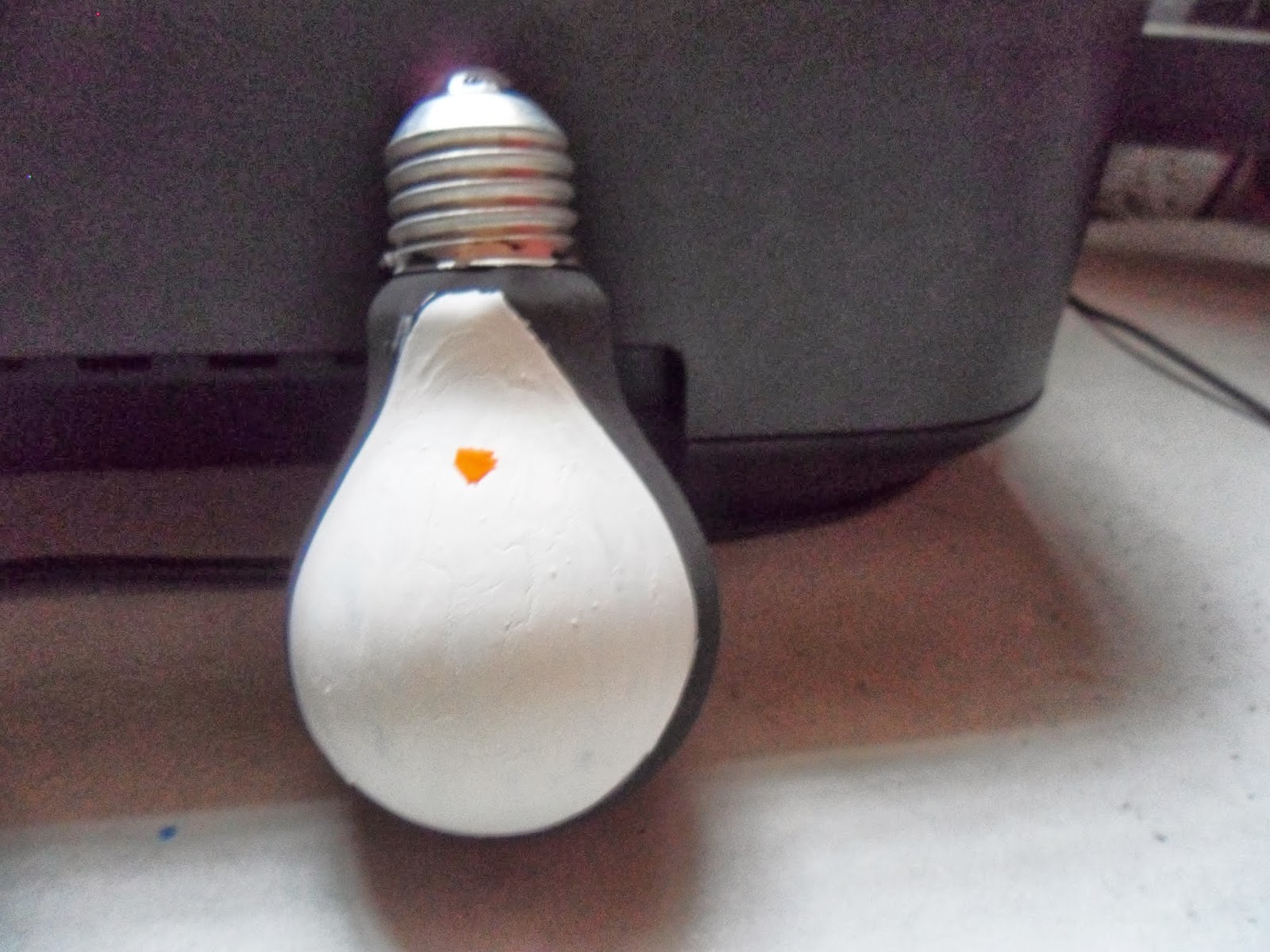 ManualidadesySecretos: PINGÜINOS PARA NAVIDAD RECICLANDO FOCOS