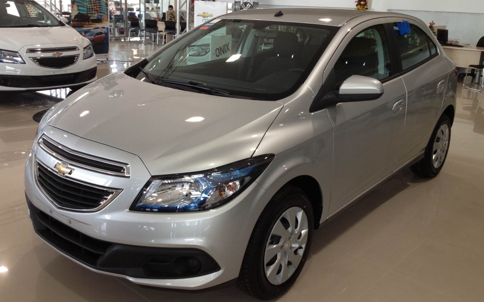 Fotos e vídeo do Chevrolet Onix LT 1.4 Prata Switchblade