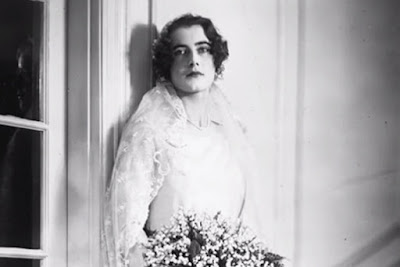 La espía que utilizaba el dormitorio como Bond utiliza una Beretta | EL ...