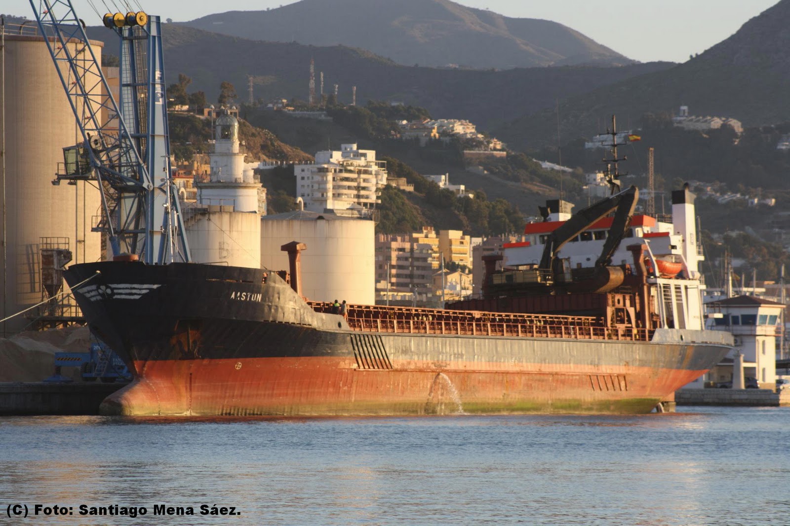 Barcos en Málaga: Aastun y Tina C cargan en Málaga. Desguace del Nika Z.