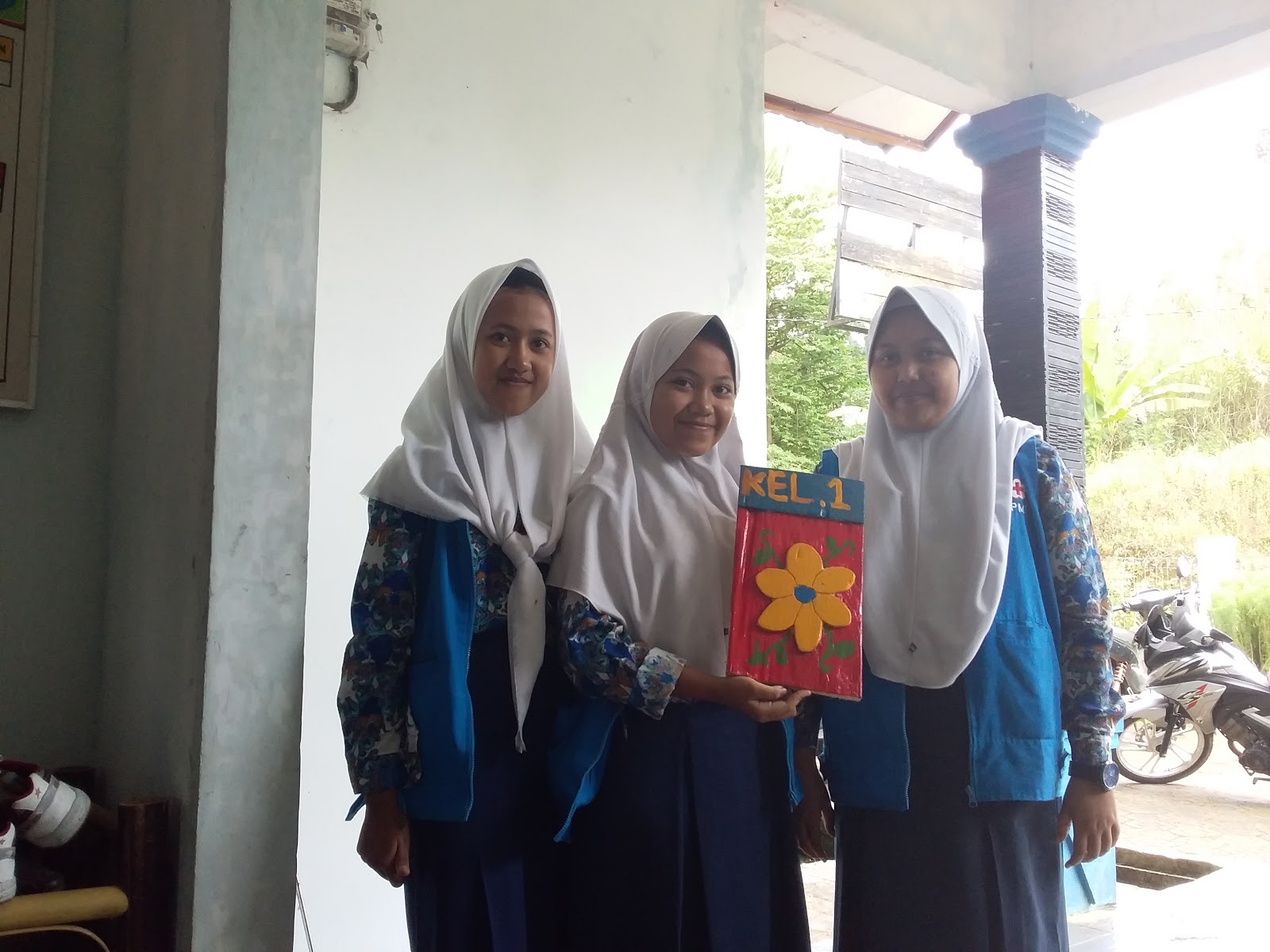 RAGAM HIAS PADA BAHAN KAYU DENGAN MENGGUNAKAN TEKNIK MEMAHAT - SBK SMP ...