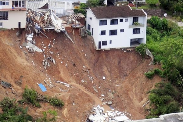 "A natureza tem para tudo o seu objetivo.": Deslizamentos de Terra