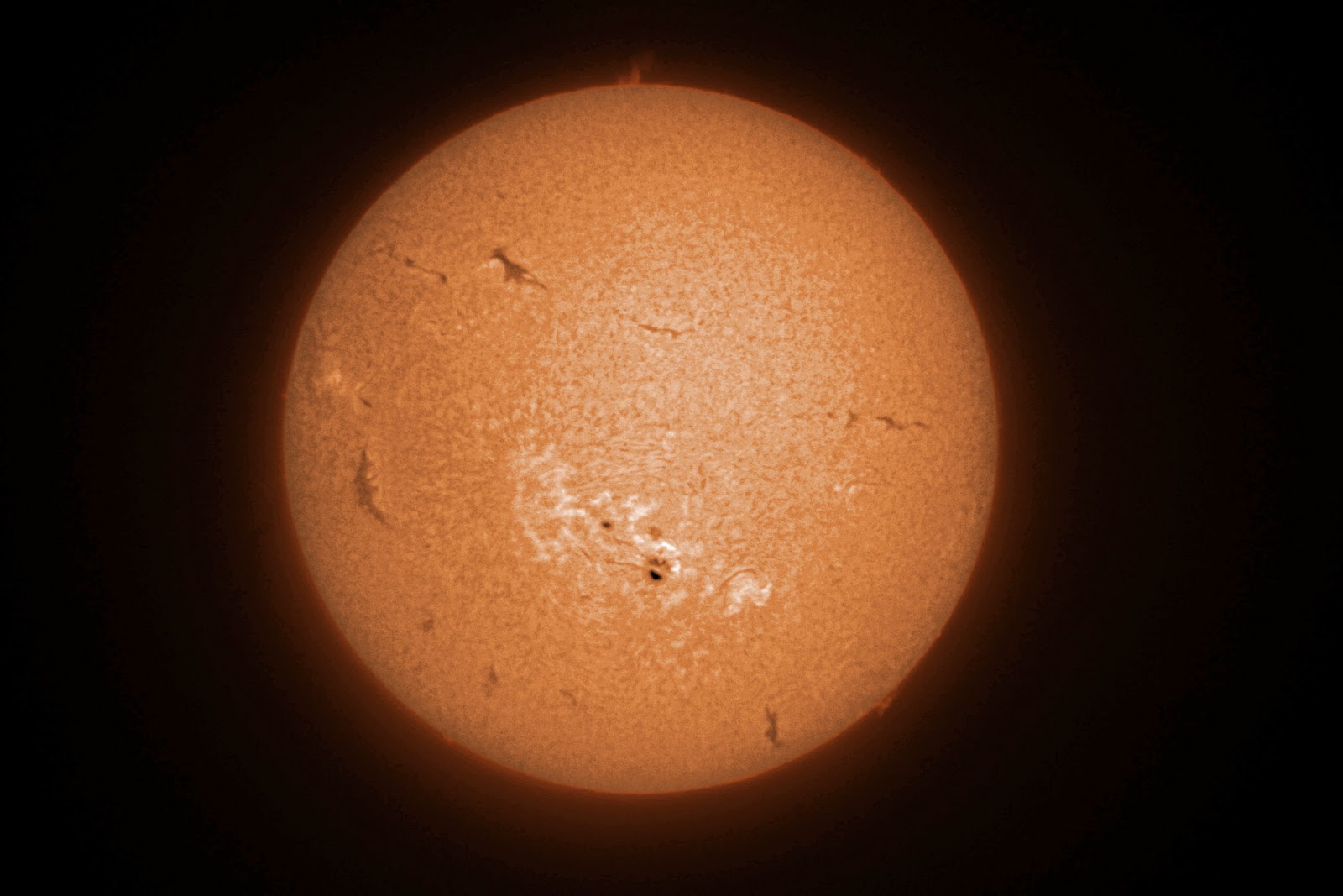 Sun In H-Alpha on November 19, 2014 - AstroMadness.com