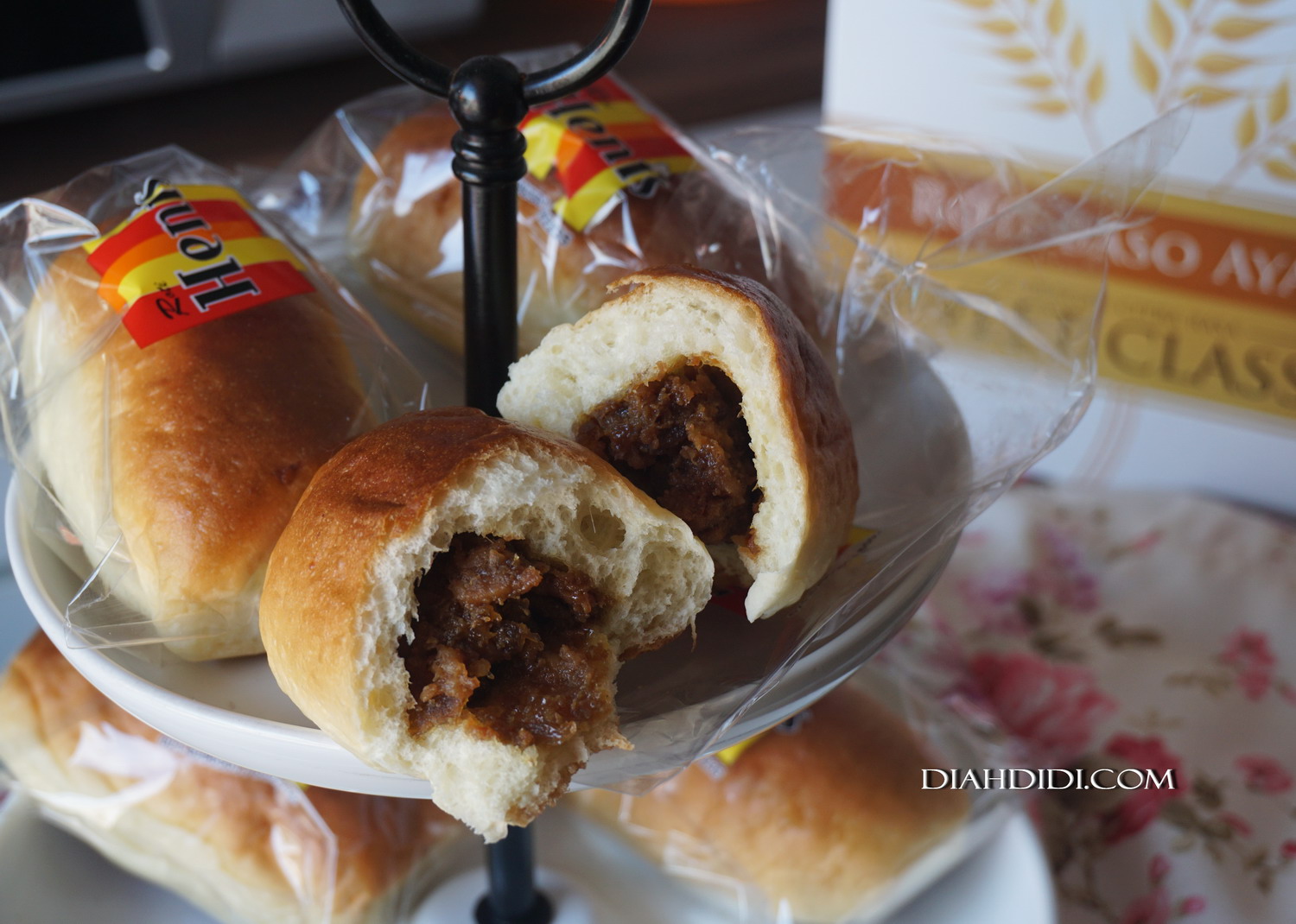 Diah Didi's Kitchen: Mencicipi Henis Roti Baso Ayam