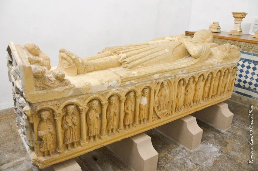 VIVER GRIJÓ: HISTÓRIA 1 - Túmulo de D. Rodrigo Sanches
