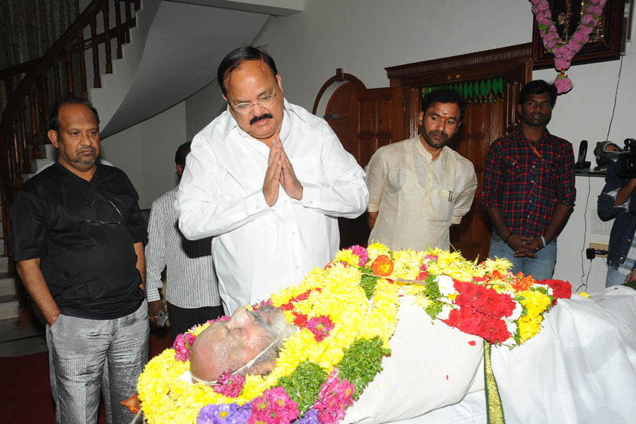Tollywood Pays Homage to Tripuraneni Maharadhi