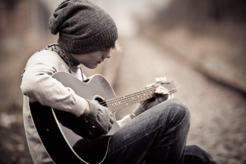 Inspirasi 37+ Gambar Lukisan Orang Main Gitar