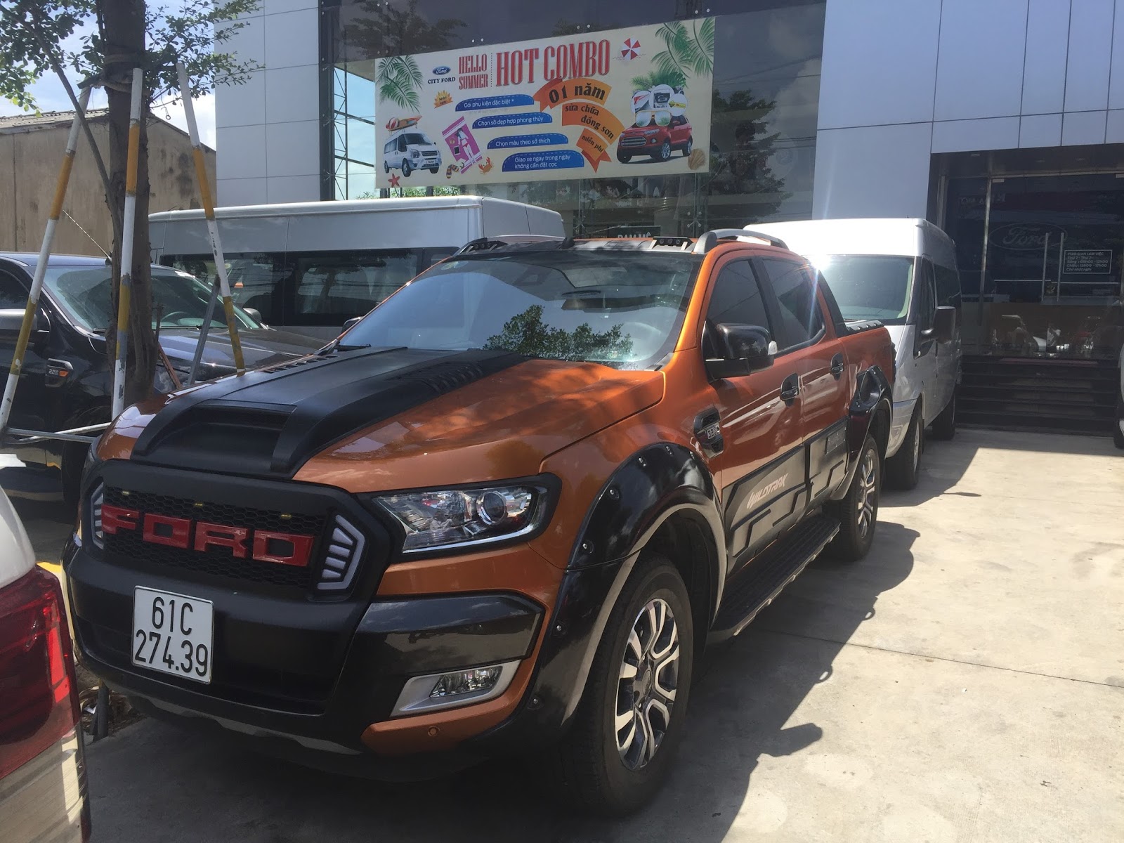 Ảnh thực tế Ford Ranger Wildtrak 3.2 màu Cam lên đèn - Sam Marines 2.0