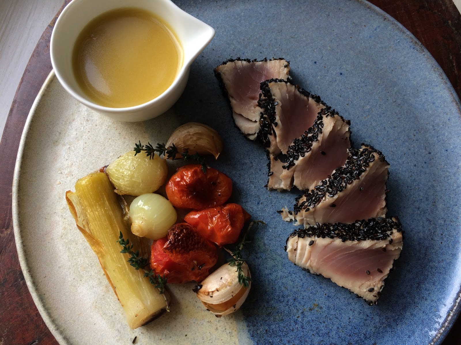 Comidas & Rumos: LOMBO DE ATUM COM GERGELIM PRETO E LEGUMES