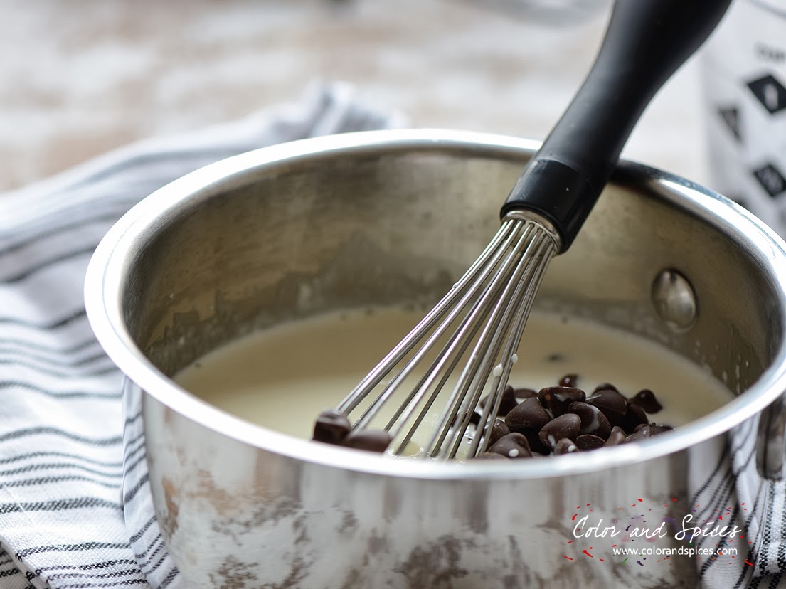 Color and Spices: Chocolate cake with ganache..