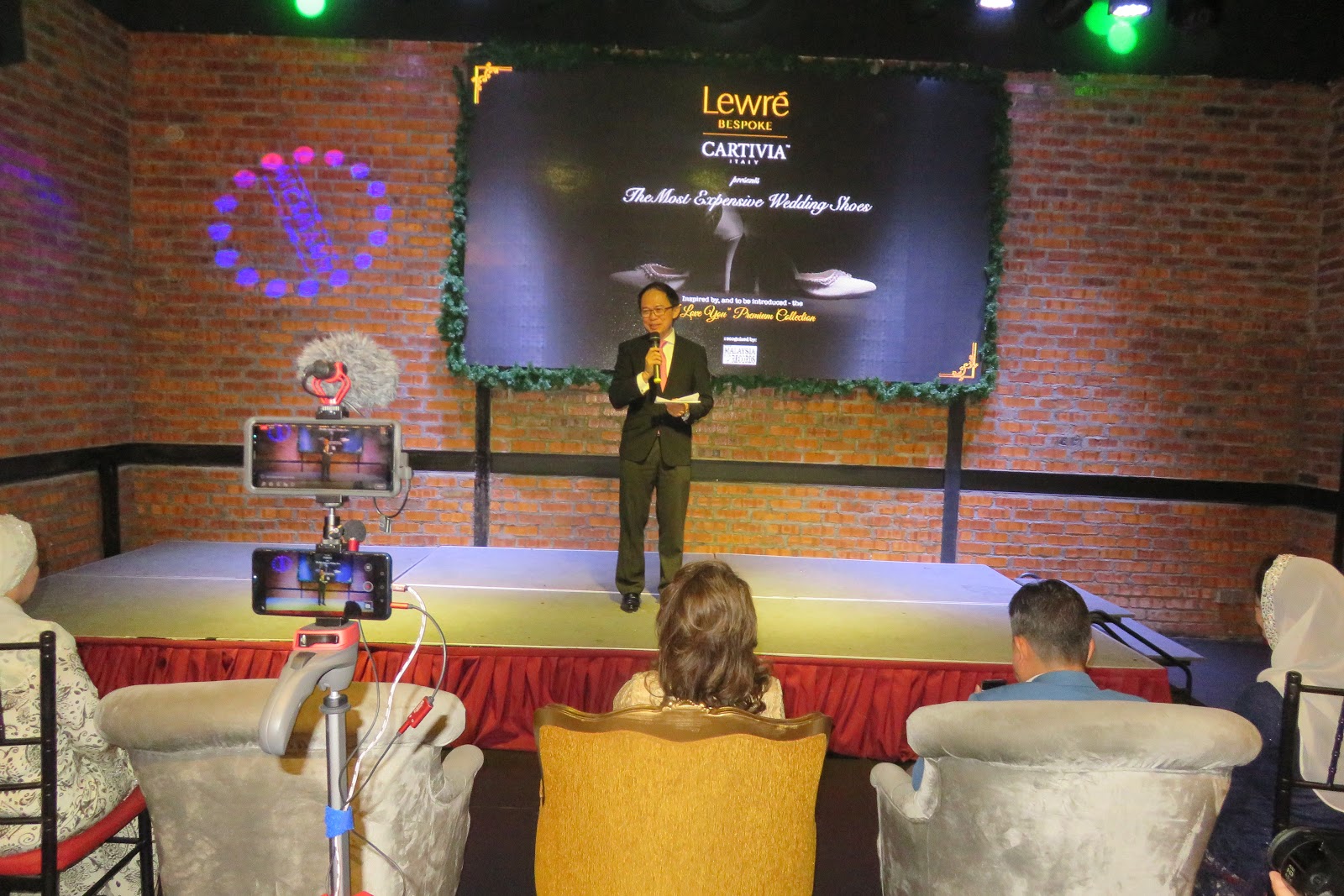 Kee Hua Chee Live!: RM5 MILLION 1,188 WHITE DIAMONDS WEDDING SHOES ...