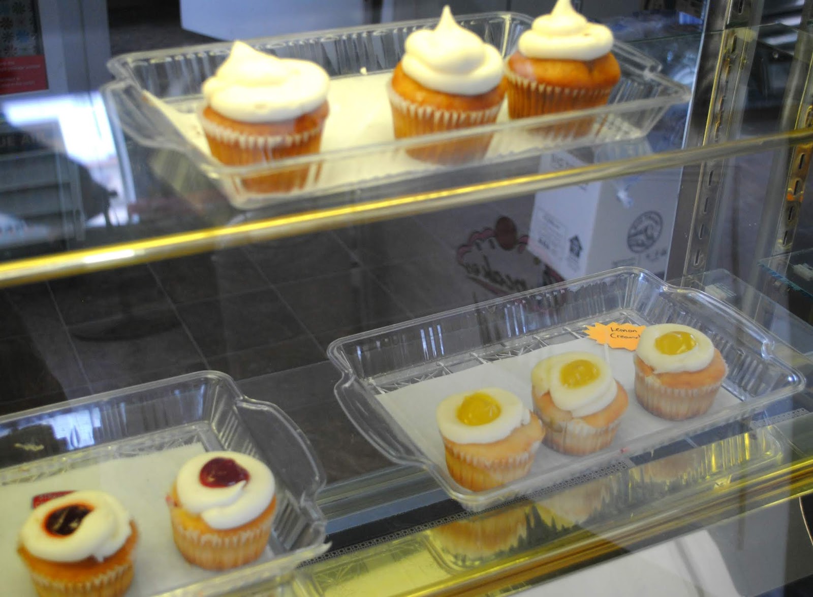 Fizzy Party: Cupcake Review - Cupcake's Bakery and Deli