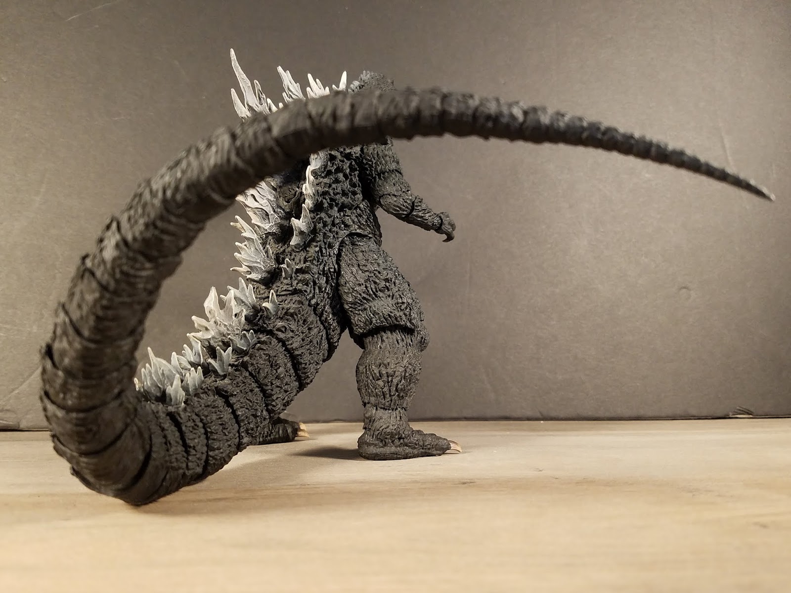 The Gryphon's Lair : SH MONSTERARTS GODZILLA 2002 - Figure Review