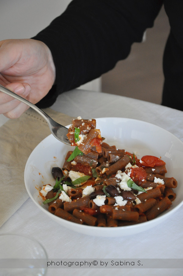 Due bionde in cucina: Pasta di segale con pomodorini, olive e feta