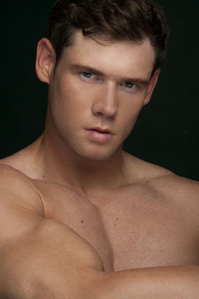 Daily Bodybuilding Motivation: HOT ABS MODEL BRIAN LEWIS