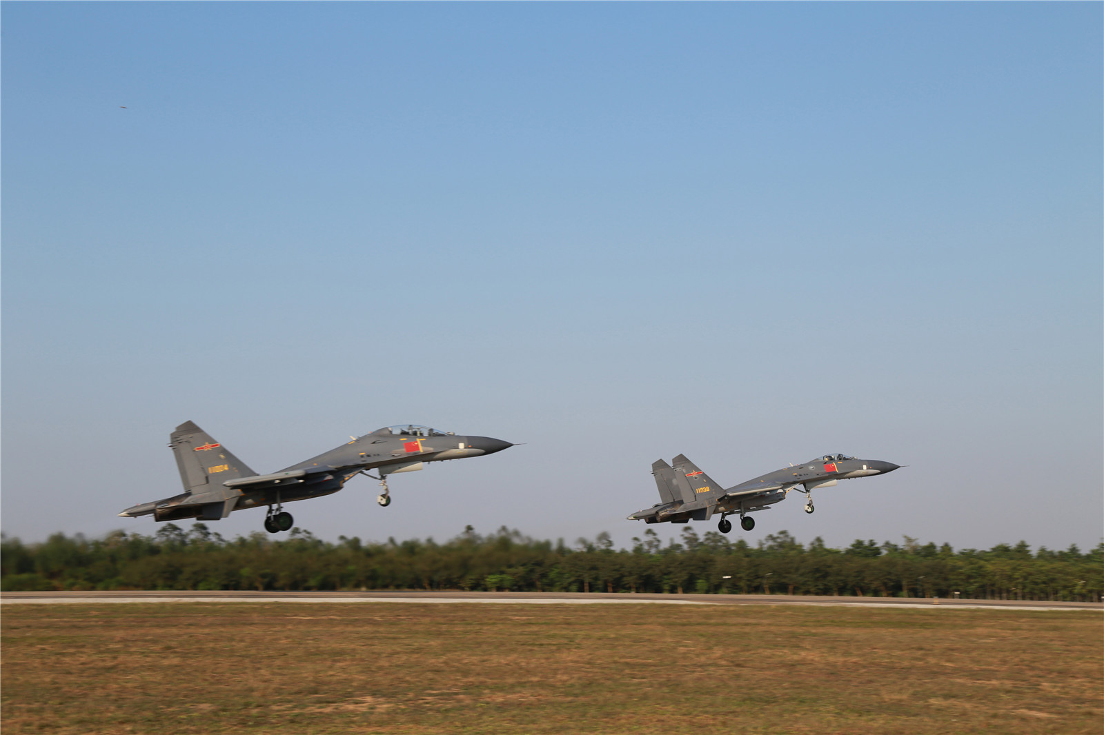Mengusir burung dari bandara militer dengan menggunakan pesawat ...