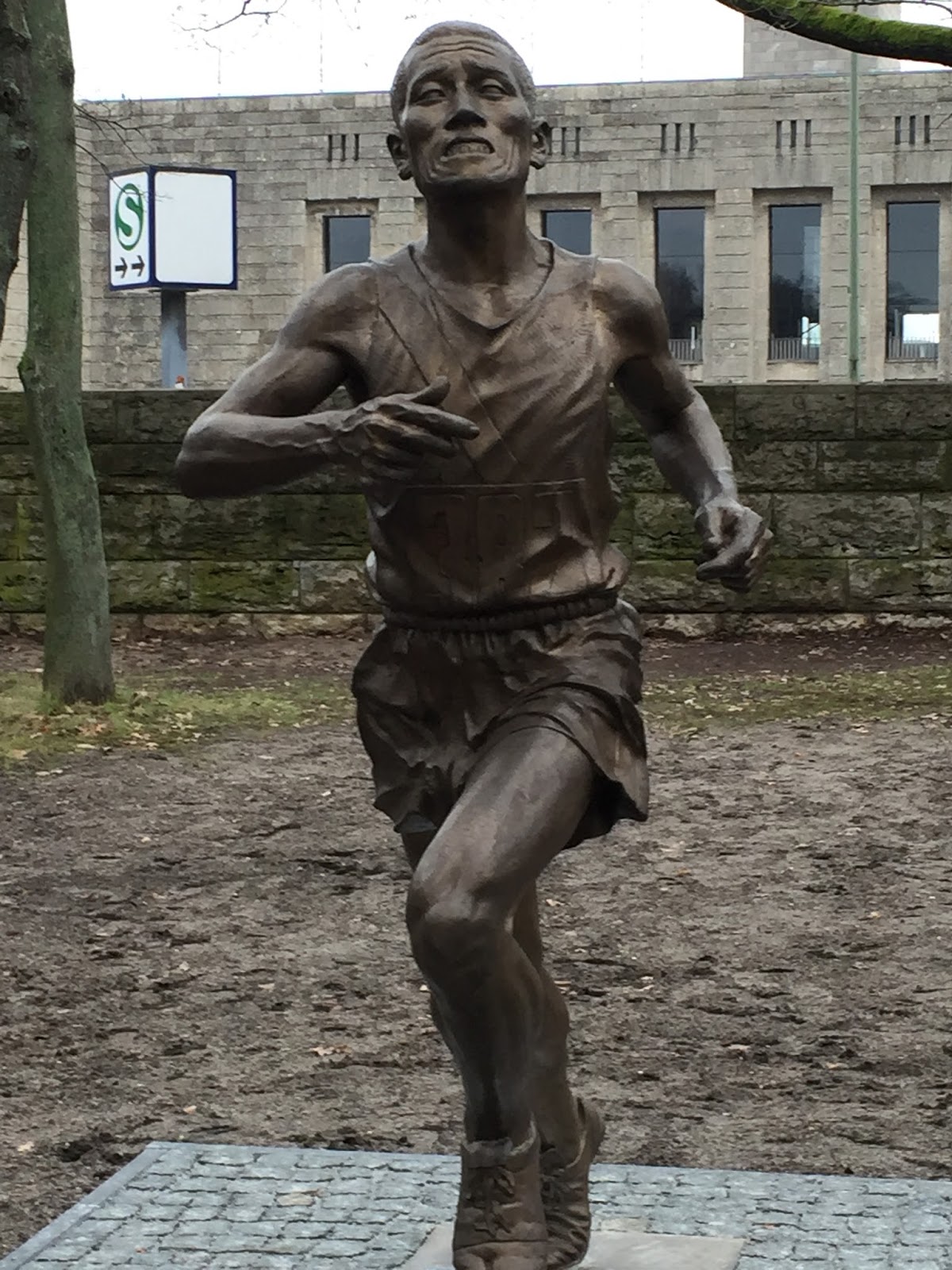 Bronze Statue of Berlin Olympic Marathon Gold Medalist Sohn Kee-Chung ...