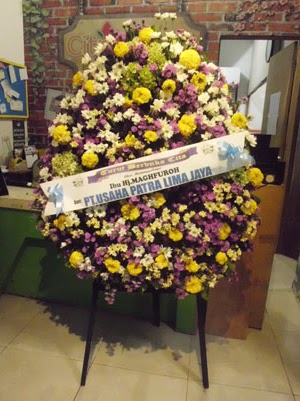 Toko Bunga Sidoarjo Online | Rangkaian Bunga Krans Sebagai Ucapan Tanda ...