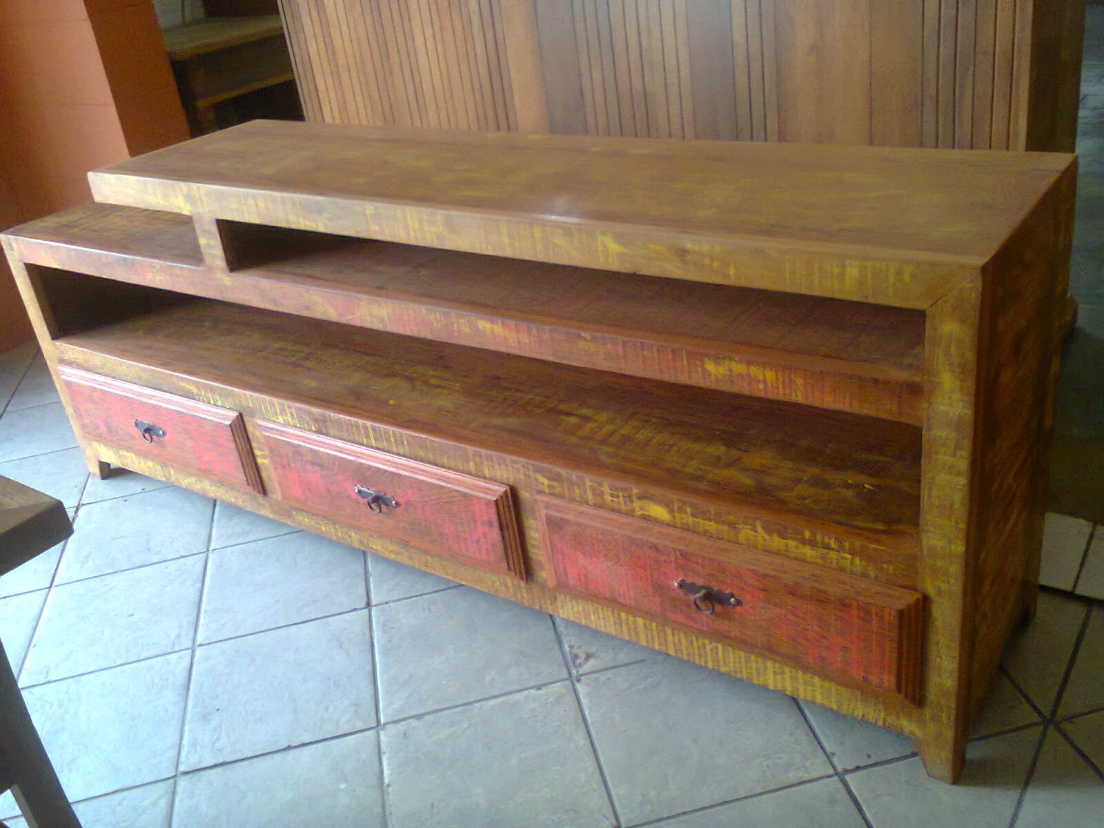 Moveis Fino Acabamento: Móveis em madeira demolição