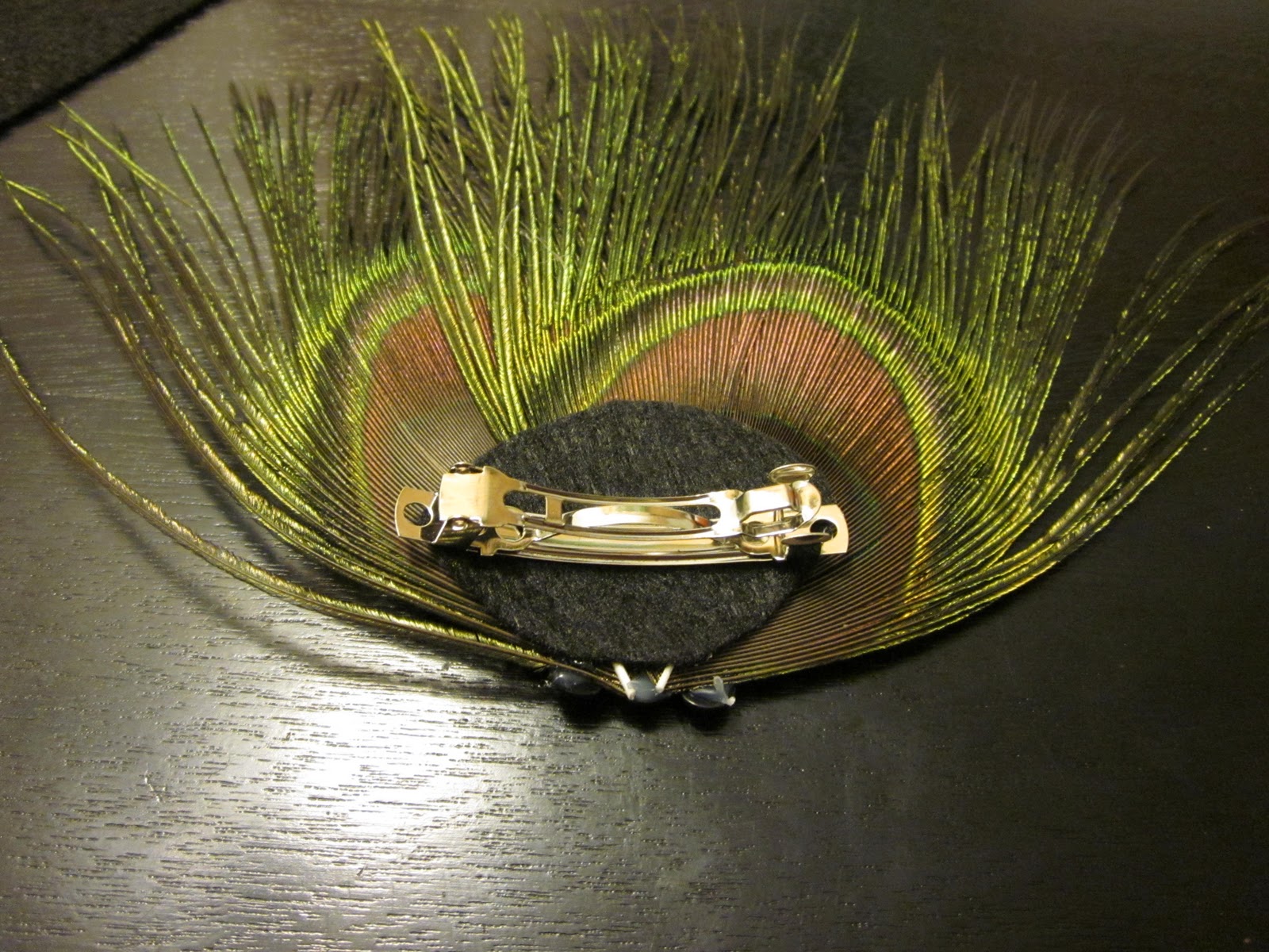 MindaFeathers: How to make a peacock feather Barrette