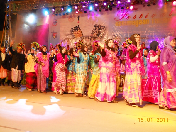 sUKu kAUm di nEGeRi sABAh: BUGIS