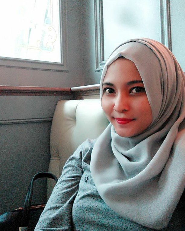 VIDEO MESUM GADIS NAKAL BERHIJAB MUNCRAT DI SUSU