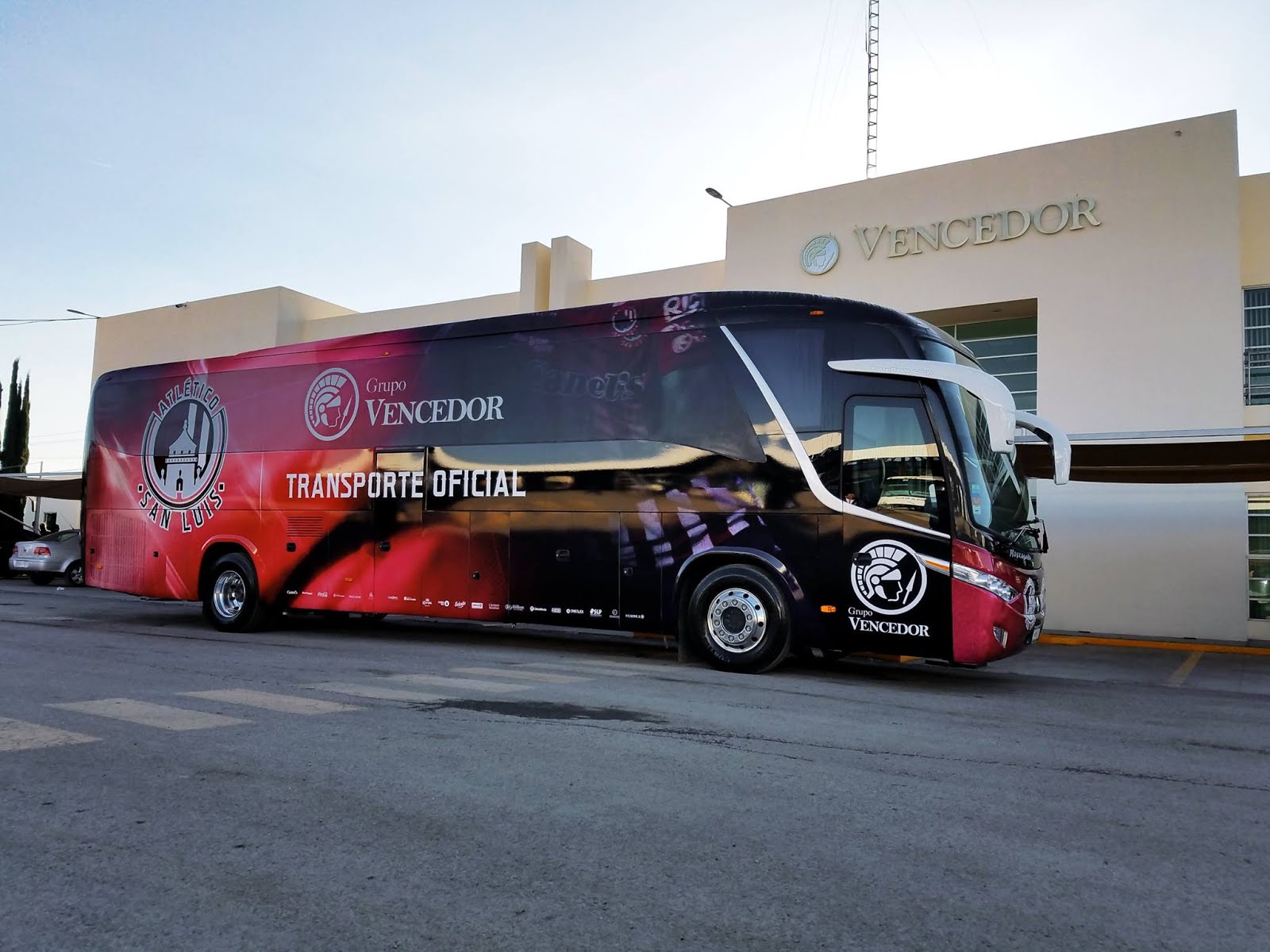 Atlético de San Luis recibe flamante autobús Atlético de San Luis recibe flamante autobús