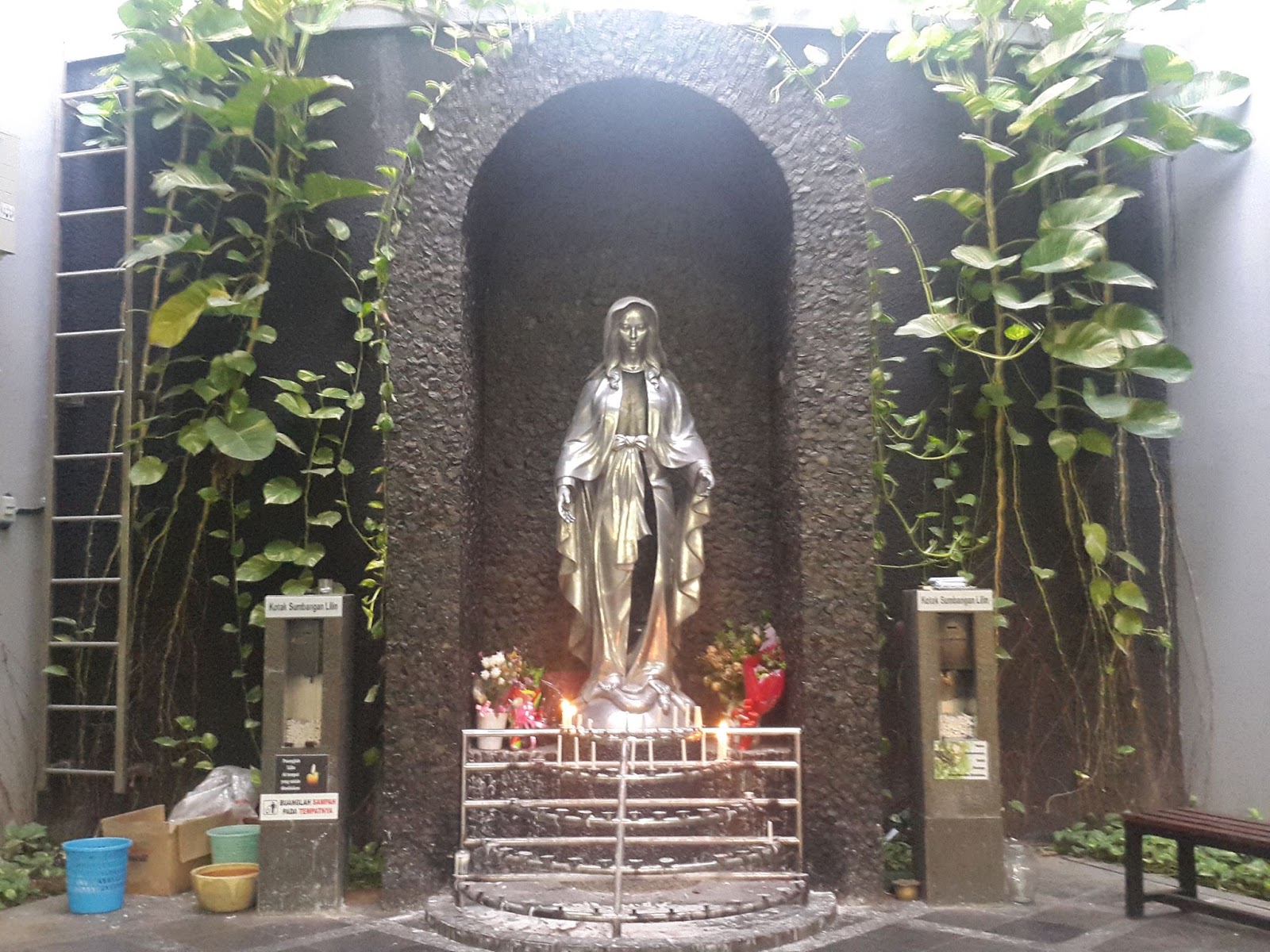 Gua Maria Gereja Katolik St. Matias Rasul, Kosambi Baru, Jakarta Barat ...