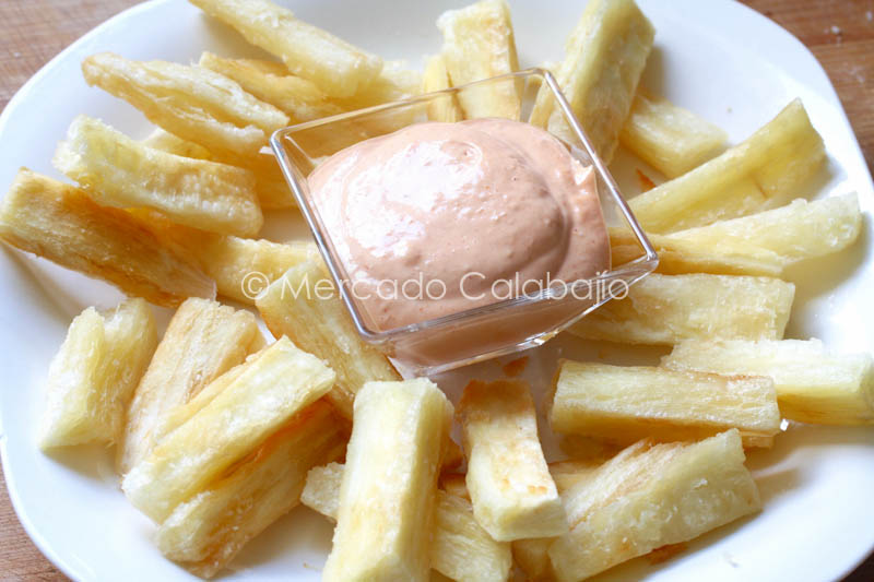 Yuca frita con salsa rosada. Receta | Mercado Calabajío