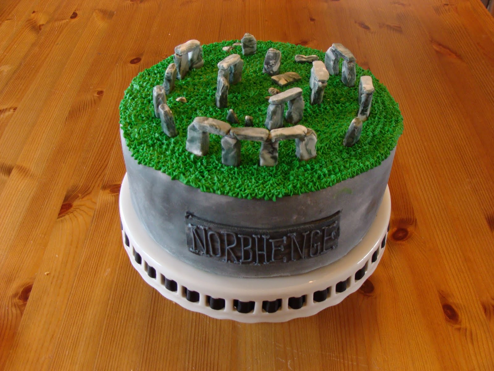 Sweet Treats by Bonnie: Stonehenge Cake - "Norbhenge"