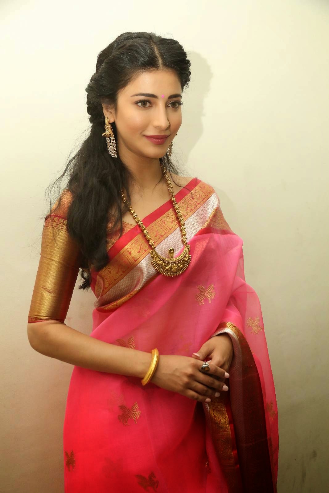 Shruti Hassan In Beautiful Tranditional Saree At Event