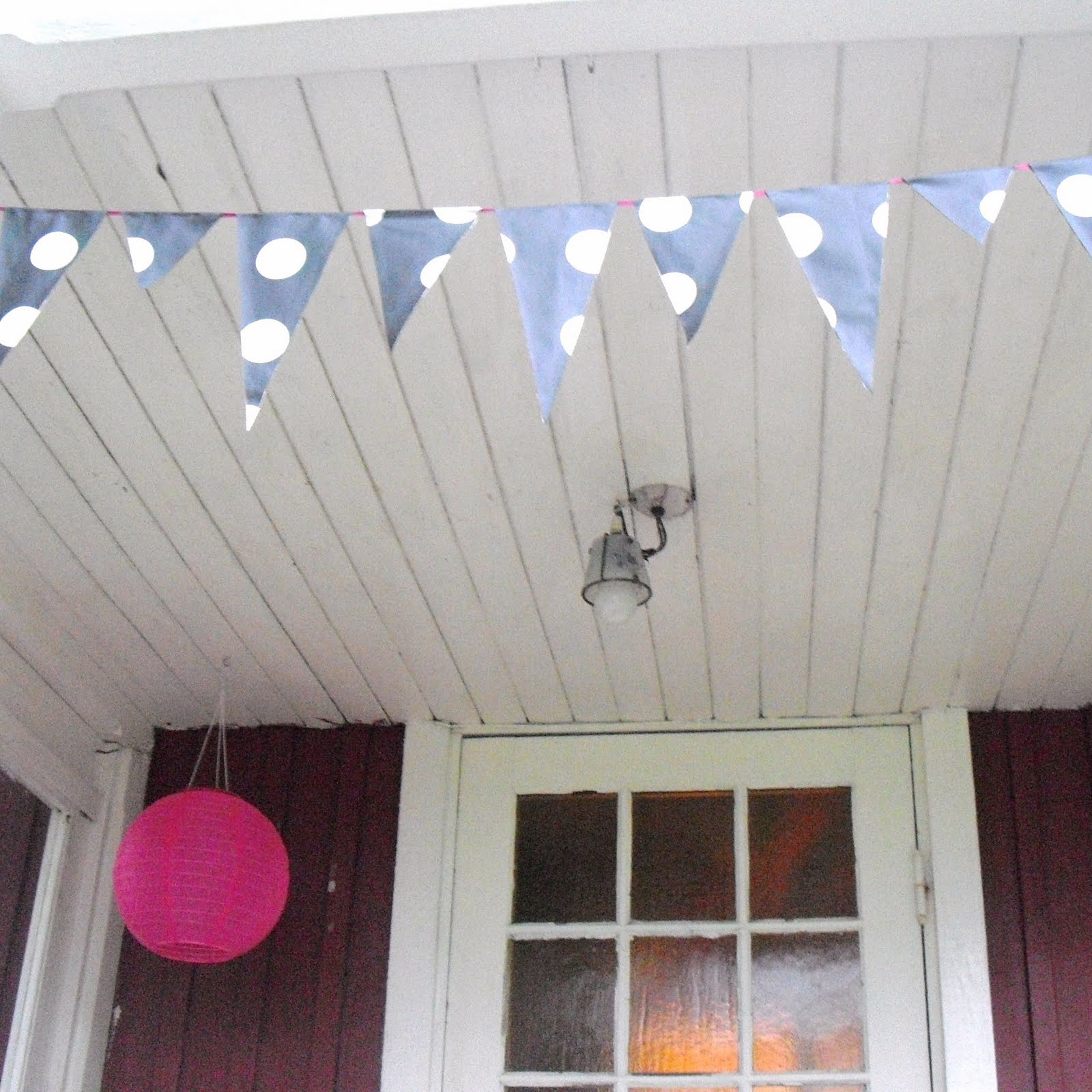 LillyTyll: Prickiga vimplar & rosa rislampa