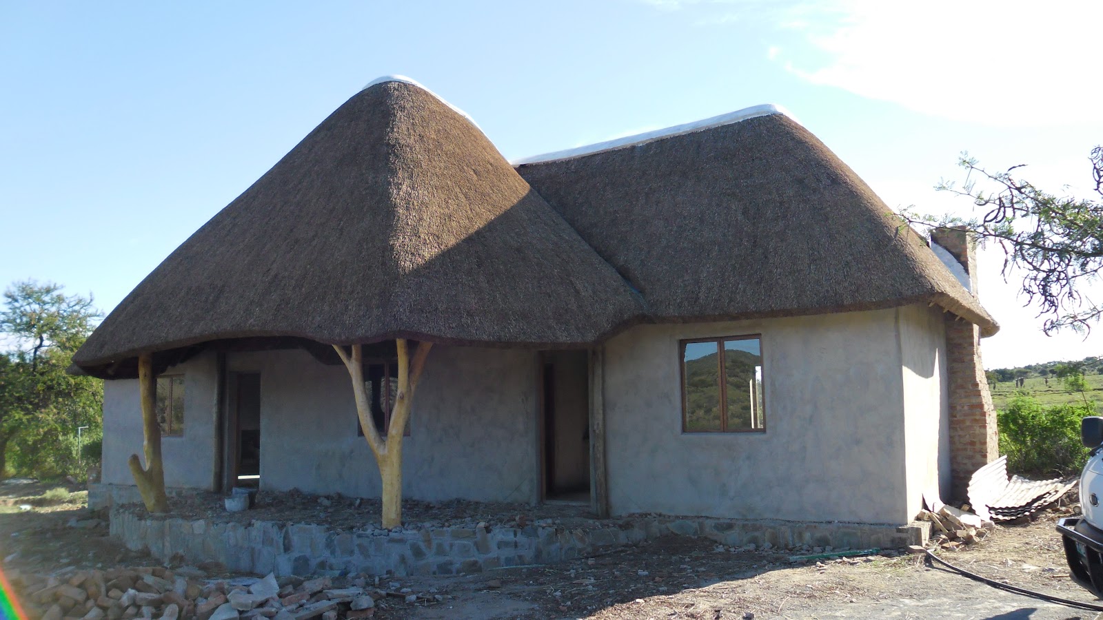 The Natural Look - A Guide to Incorporating Tree Trunks into Thatch ...