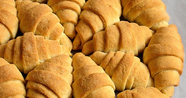 Tina Vesić: RUSTIC CRESCENT ROLL BREAD