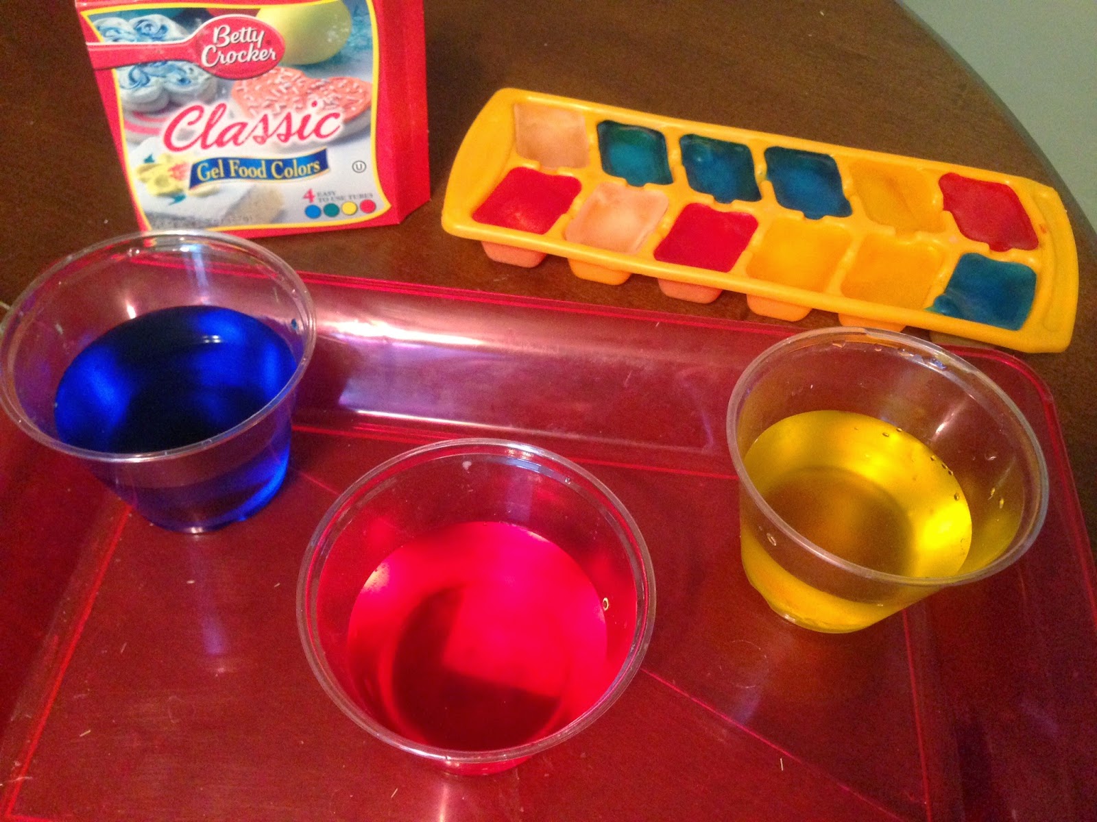 Teaching Munchkins: Mad Science Monday: Color Mixing Fun!