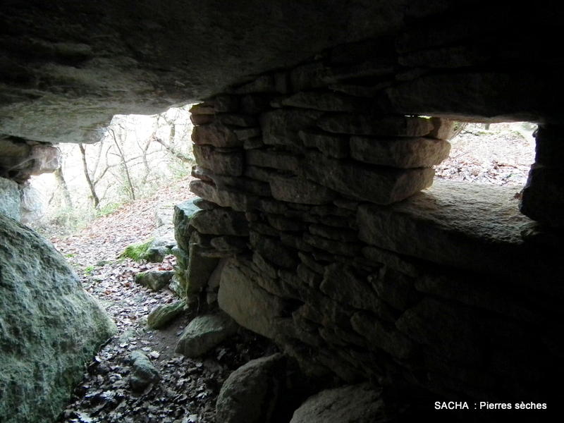 Un jour....Une photo !: Pierres sèches sous la falaise des Roques St ...