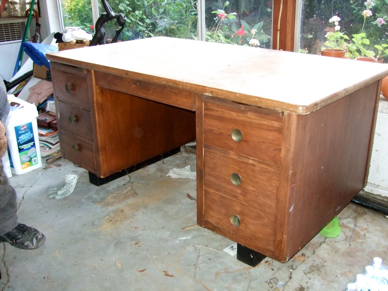 Tiny Red Desk: Old Desk To Be Transformed Into Kitchen