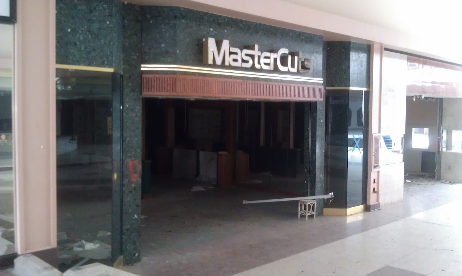 Dead and Dying retail: Rolling Acres Mall in Akron, Ohio